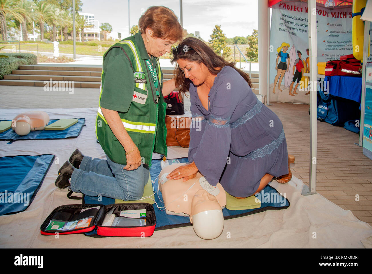 Beach cpr hi-res stock photography and images - Alamy