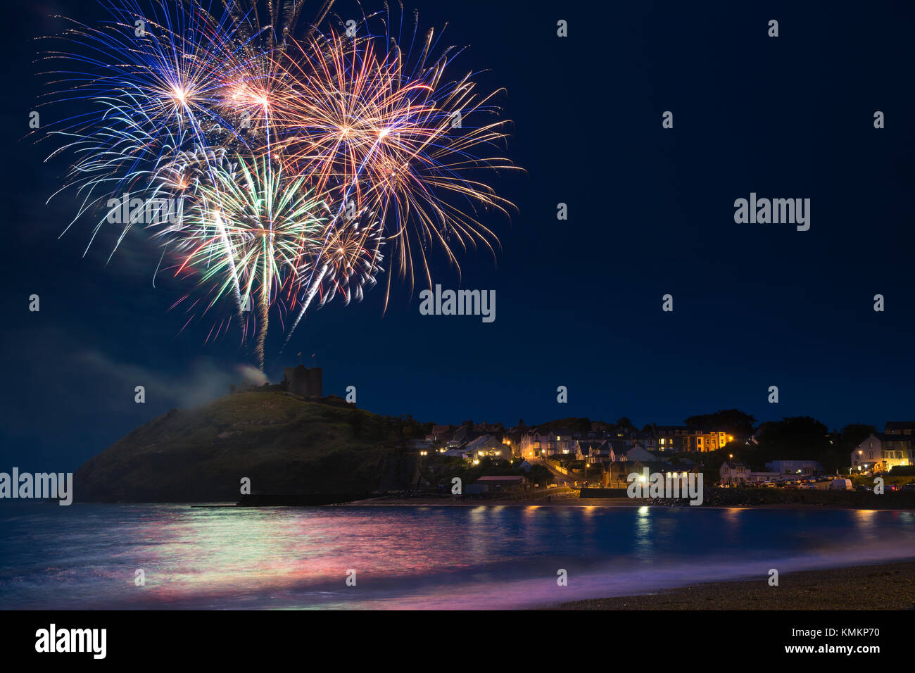 Firework over castle hi-res stock photography and images - Alamy