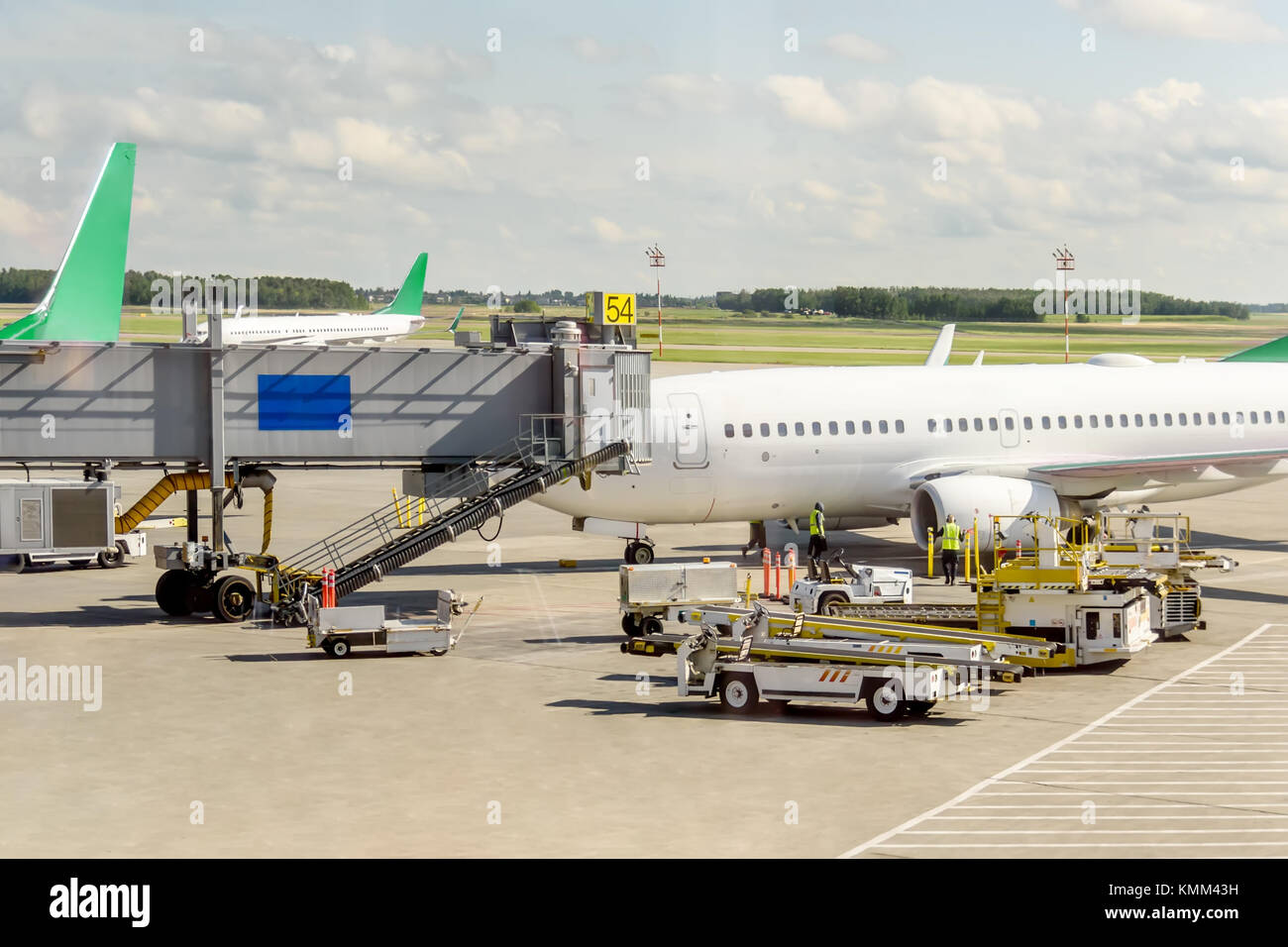 Aircraft gangway hi-res stock photography and images - Alamy