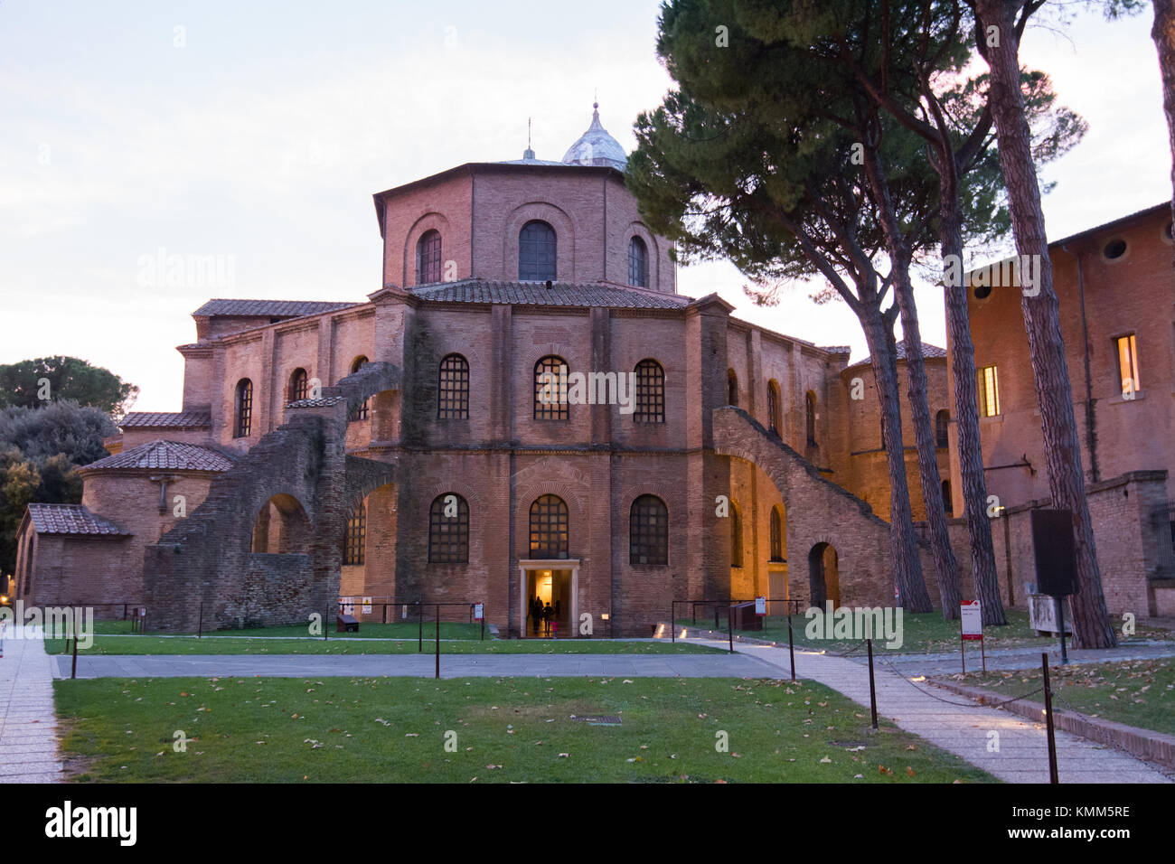 Famous Basilica di San Vitale, examples of early Christian Byzantine ...