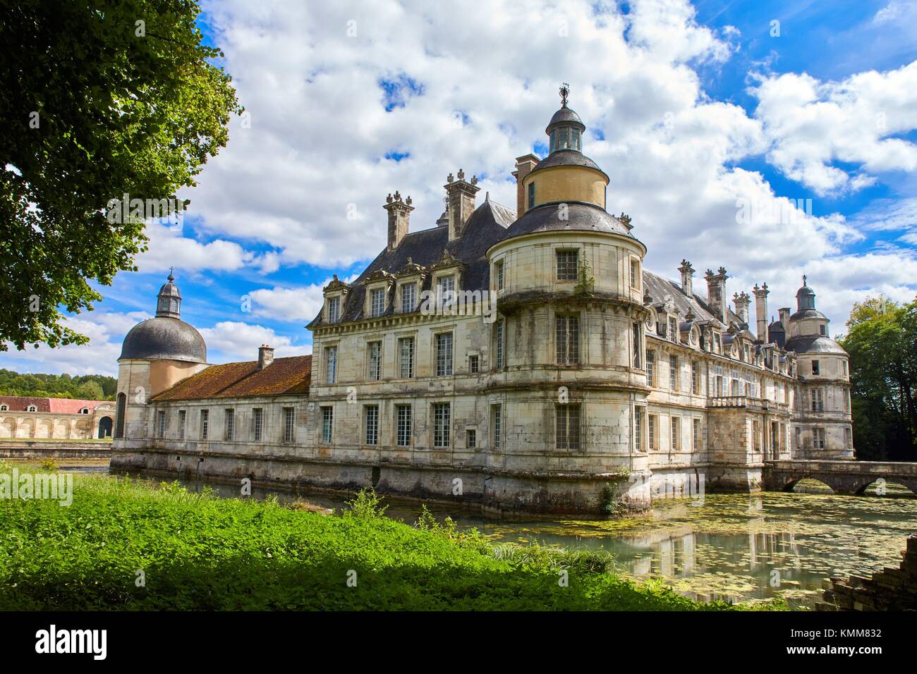 Castle of tanlay hi-res stock photography and images - Alamy