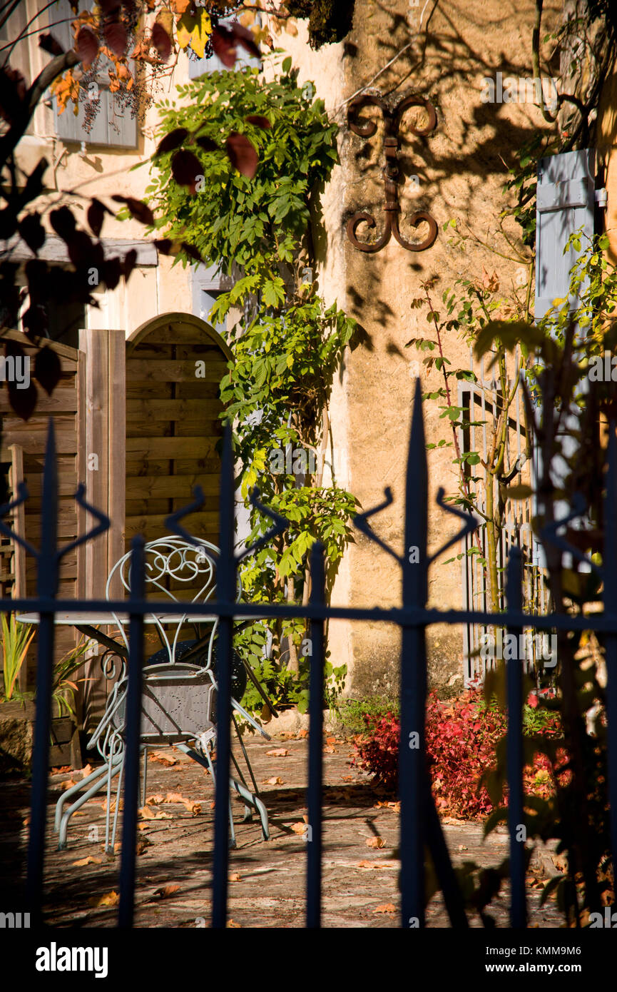 Courtyard garden hi-res stock photography and images - Alamy