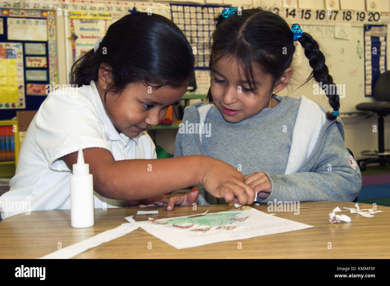 Students working pair classroom hi-res stock photography and images - Alamy