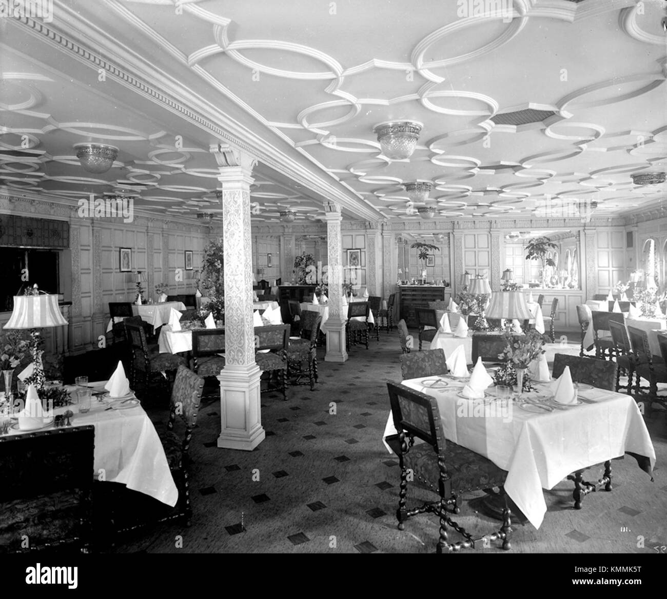 The First Class Grill Room on the RMS Aquitania was a luxurious dining ...