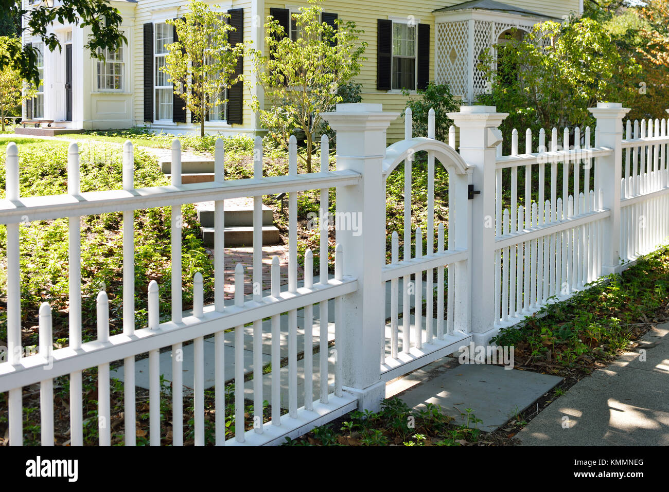 Picket fence gate hi-res stock photography and images - Alamy