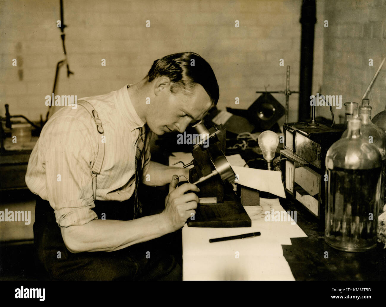 Physicist lab hi-res stock photography and images - Alamy