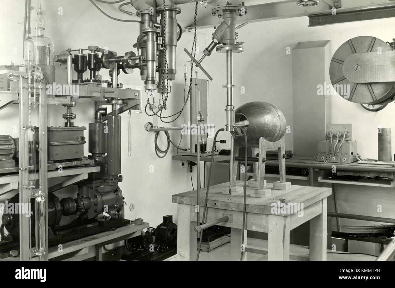 1930s laboratory hi-res stock photography and images - Alamy