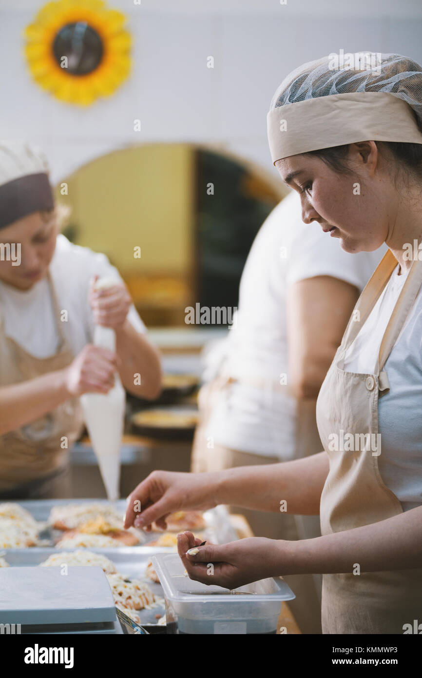 Cooks cook pizza in the bakery Stock Photo - Alamy