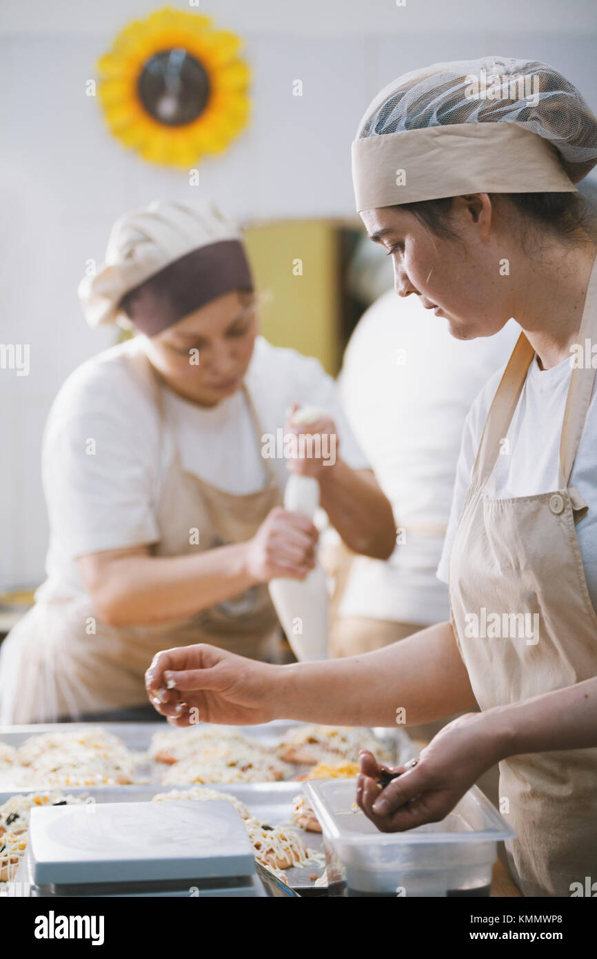 Cooks cook pizza in the bakery Stock Photo - Alamy