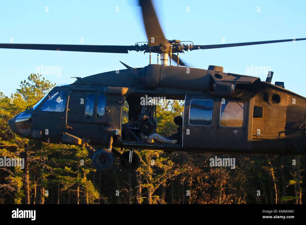 Uh 60 black hawk helicopter lifts hi-res stock photography and images ...