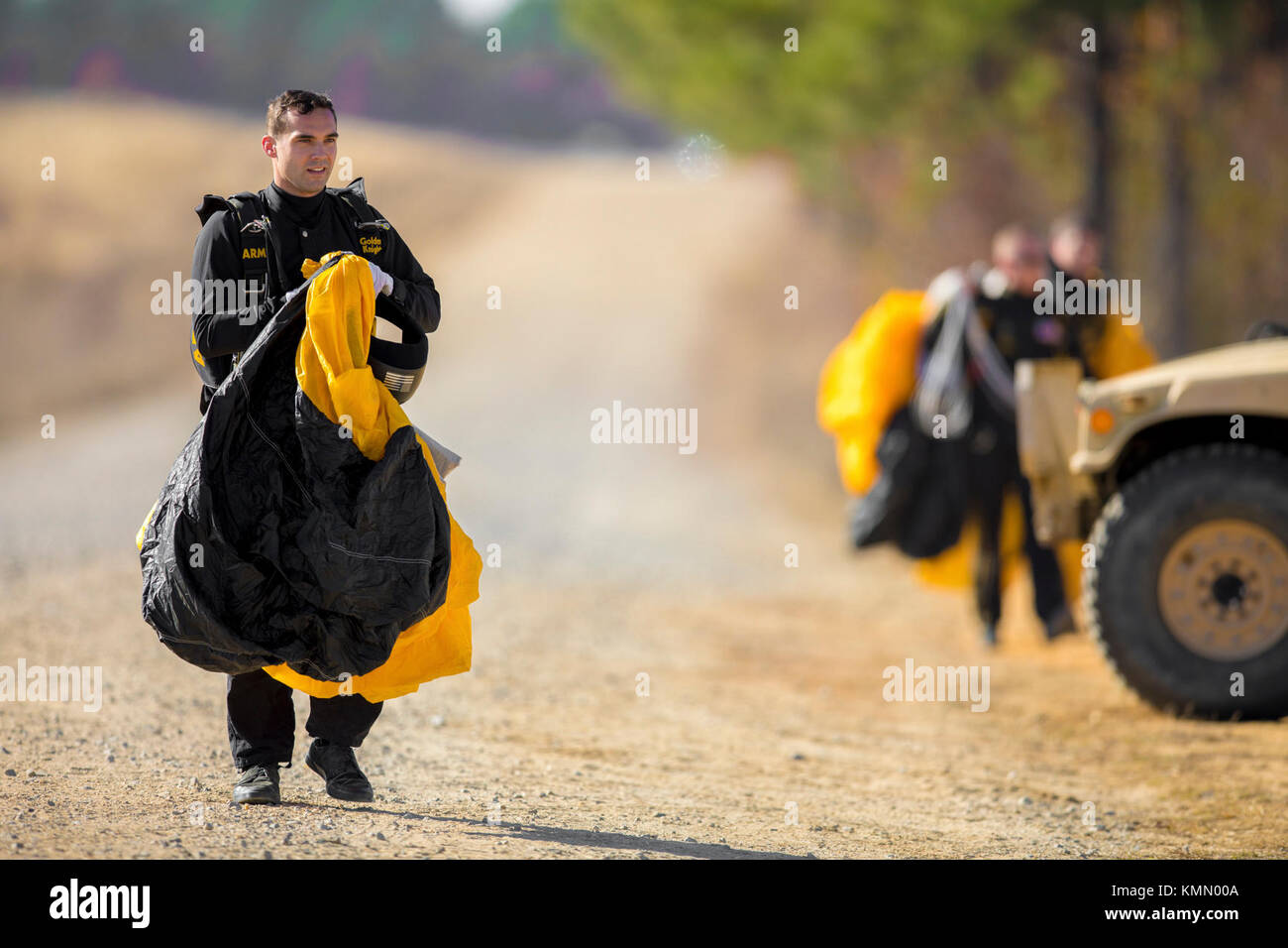 U.S. Army paratroopers of the U.S. Army Parachute Team (Golden Knights ...