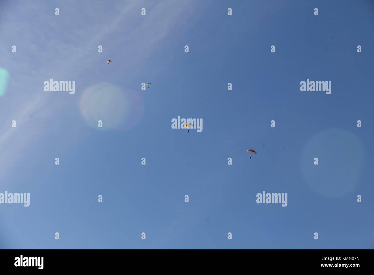U.S. Army paratroopers of U.S. Army Parachute Team (Golden Knights ...