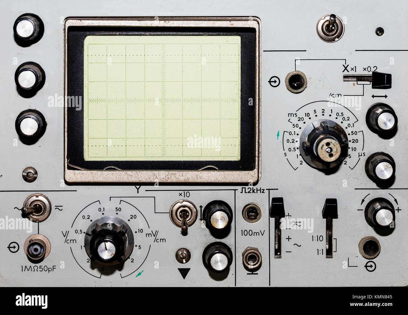 Oscilloscope waveform display hi-res stock photography and images - Alamy
