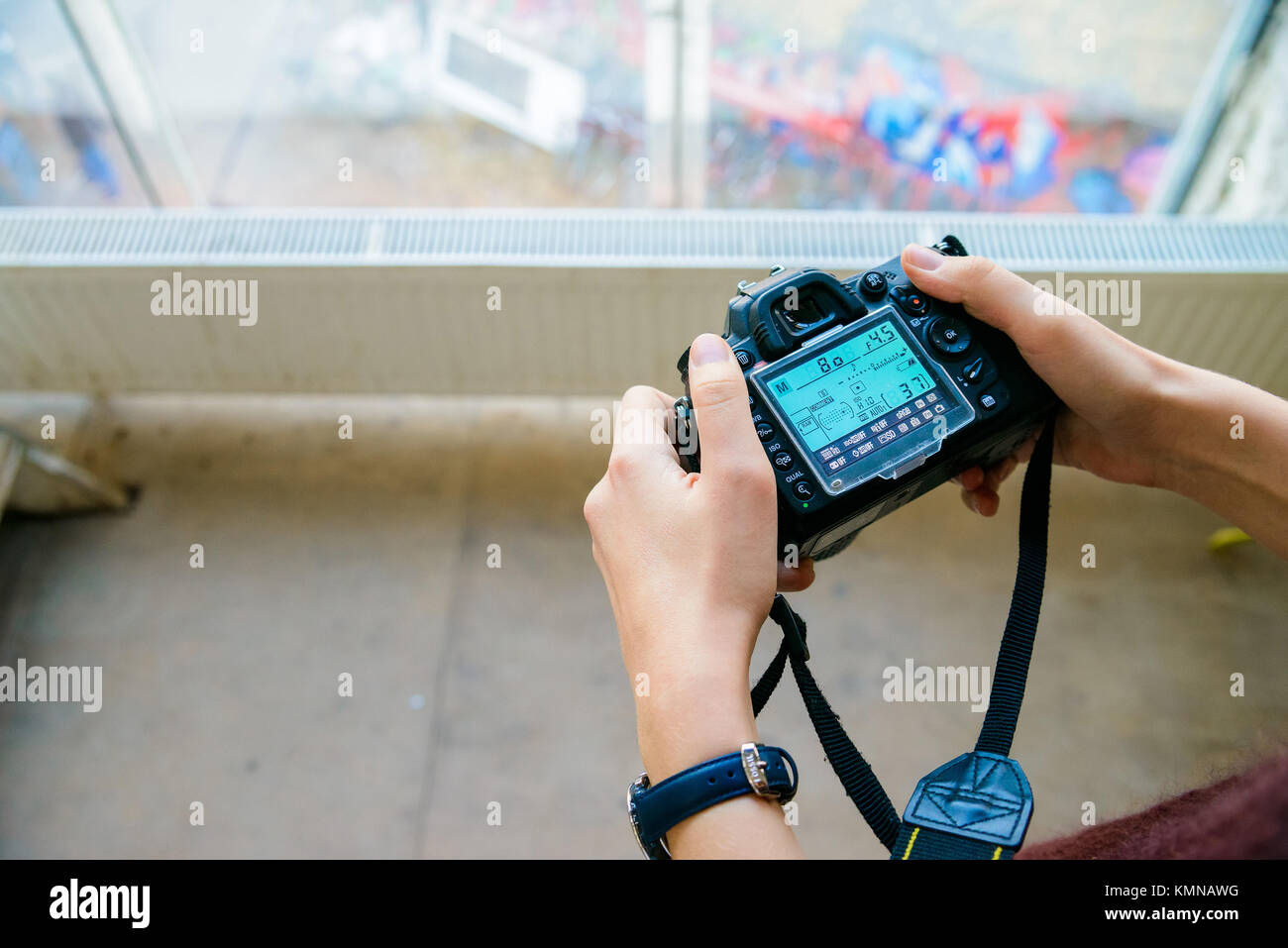 Close up female hands adjust settings on camera Stock Photo - Alamy