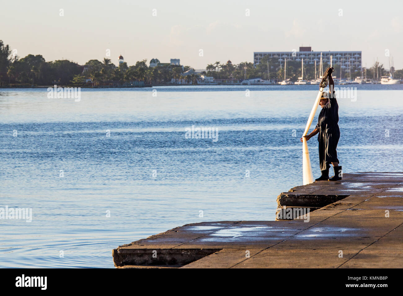Cuban docks hi-res stock photography and images - Alamy