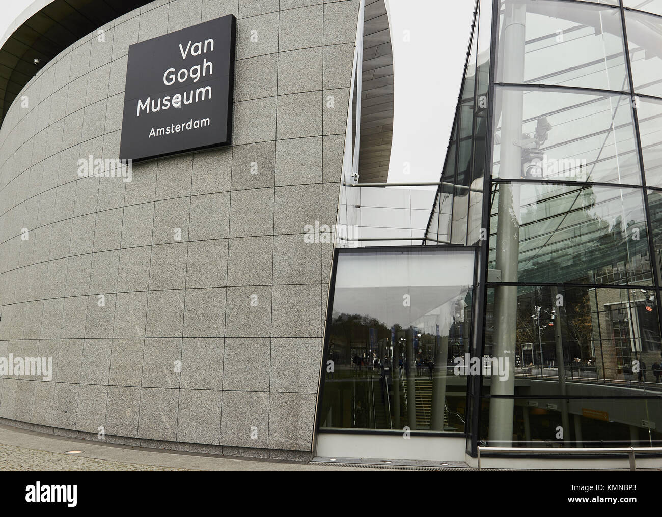 Modern extension of the Van Gogh Museum by Kisho Kurokawa, Museumplein ...