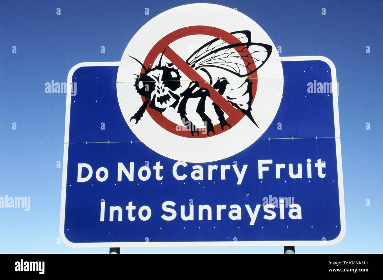 ´Do not carry fruit into Sunraysia´ road warning sign. Australia Stock ...