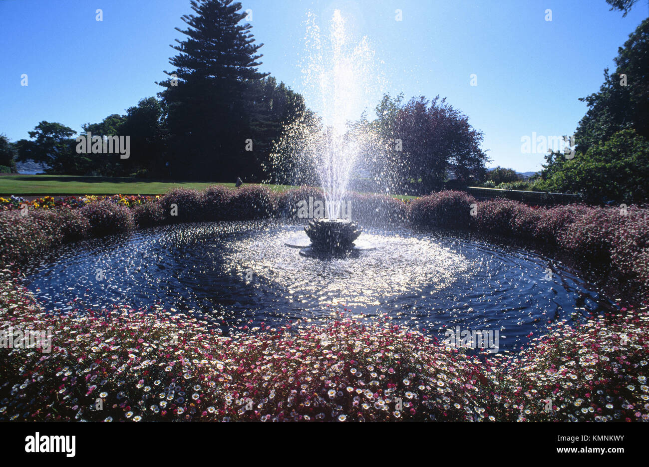 Ornamental garden fountain hi-res stock photography and images - Alamy