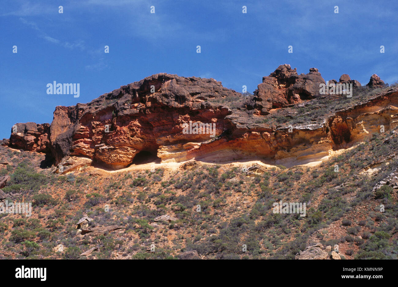 Rocky outcrop cave australia hi-res stock photography and images - Alamy