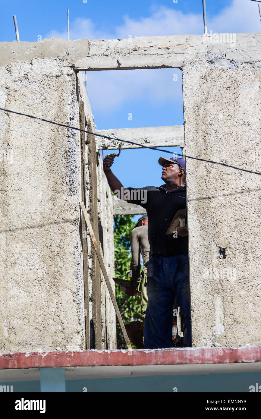 Mason building house hi-res stock photography and images - Alamy