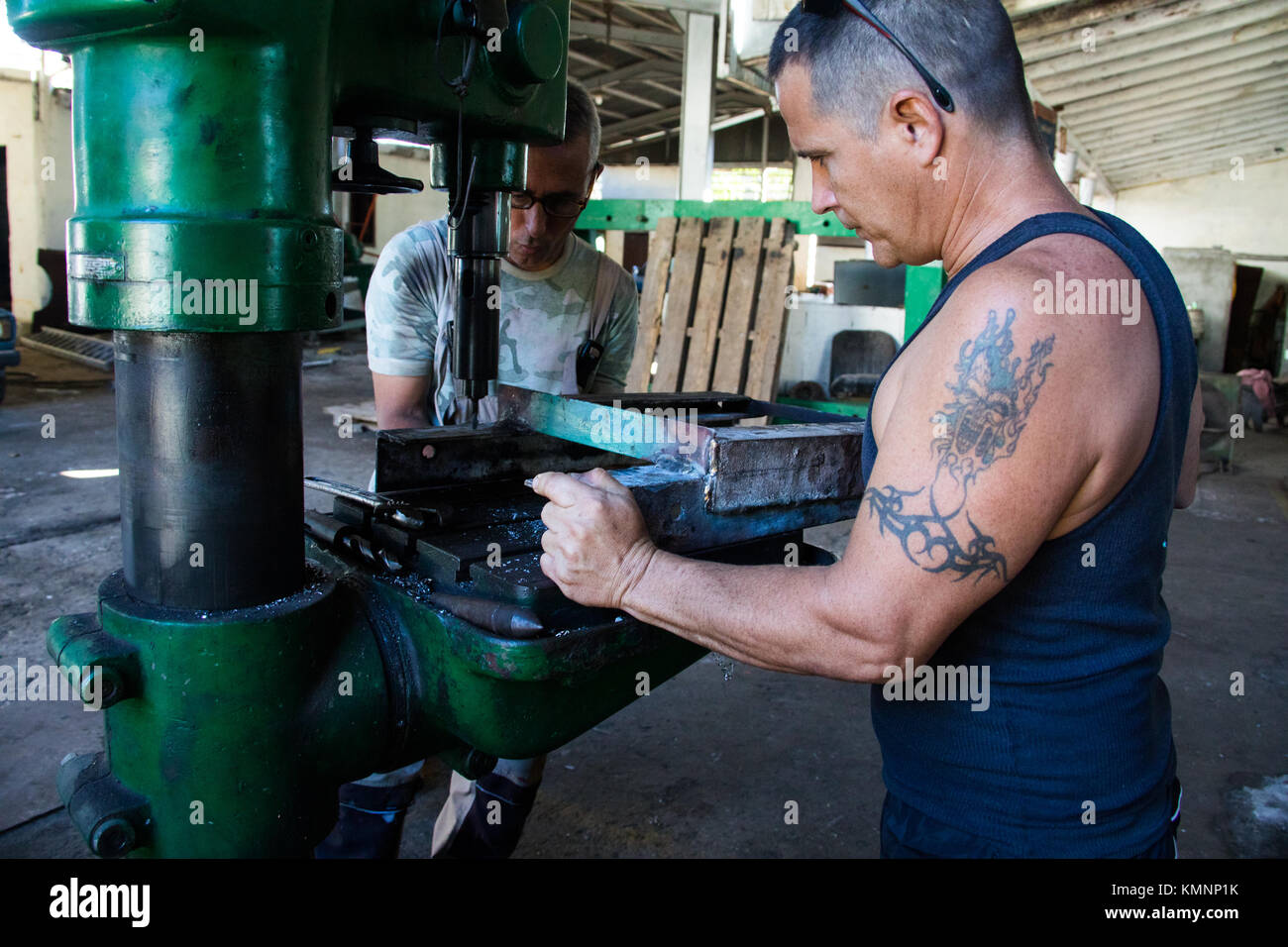 Man working using drill machine hi-res stock photography and images - Alamy