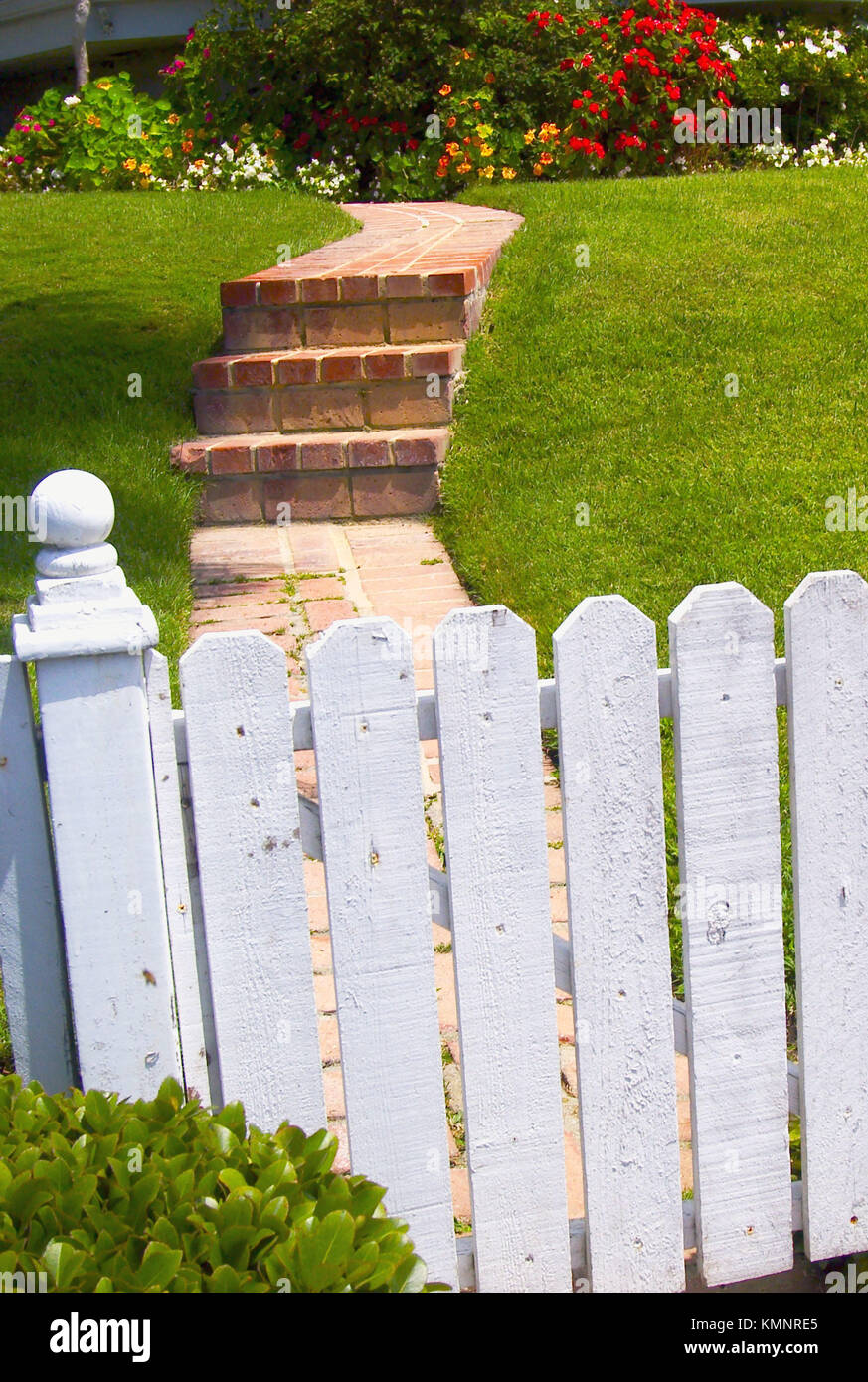 White gate garden hi-res stock photography and images - Alamy