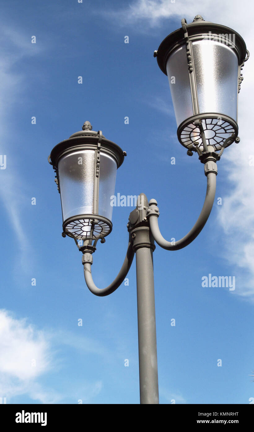 Two street lights hi-res stock photography and images - Alamy