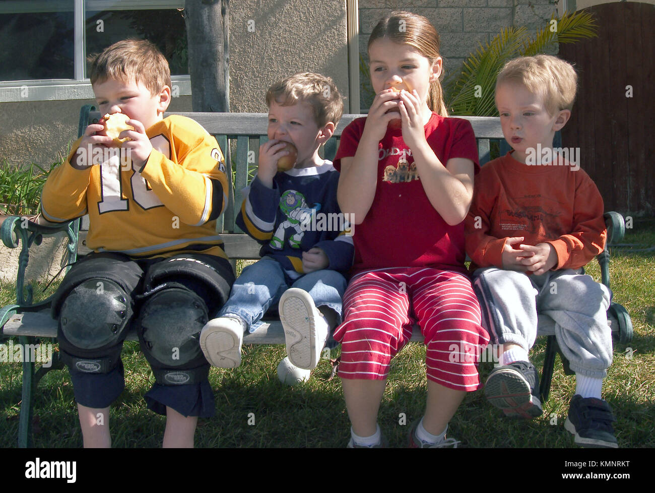 4 kids sitting on bench hi-res stock photography and images - Alamy