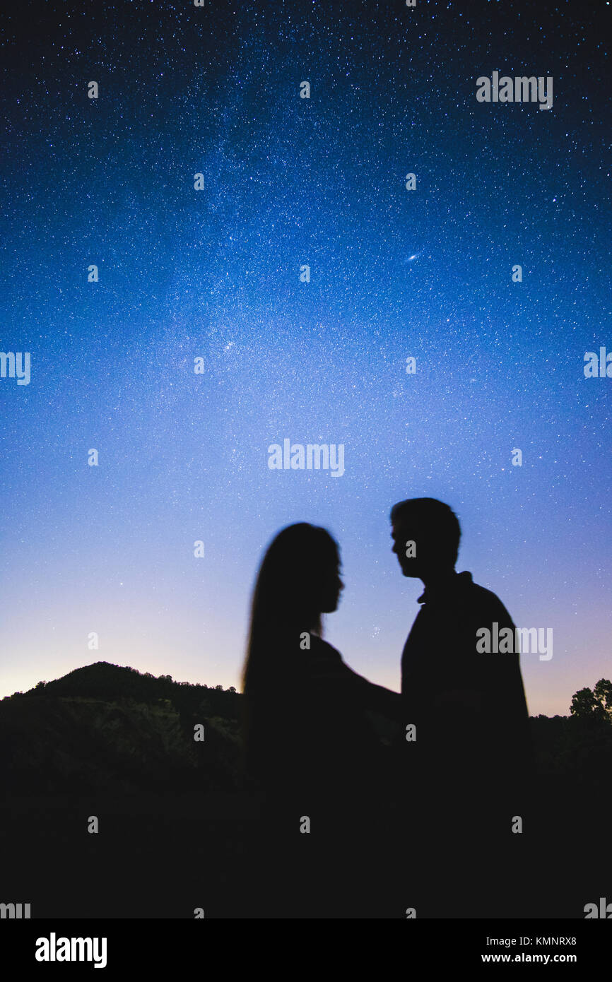 Night sky romantic couple hi-res stock photography and images - Alamy