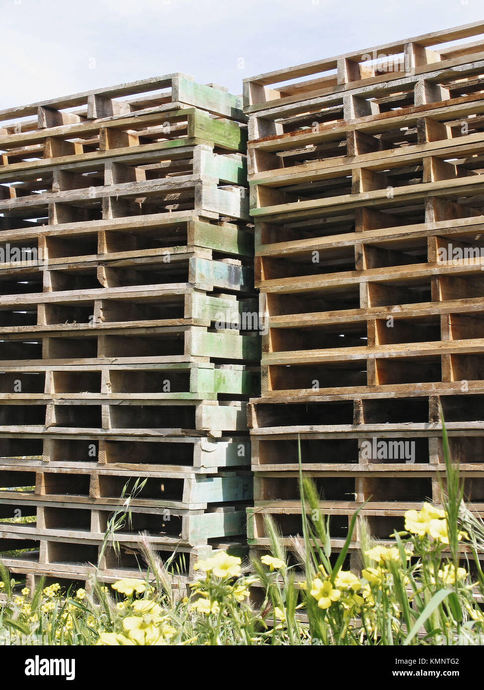 Stack wooden palettes hi-res stock photography and images - Alamy