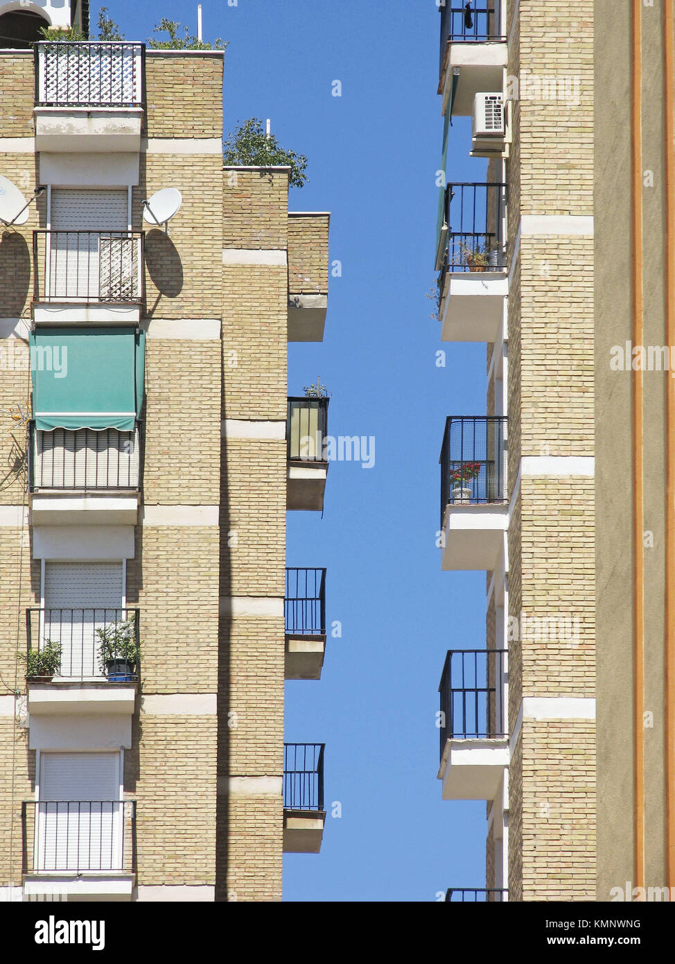 Proximity architecture hi-res stock photography and images - Alamy