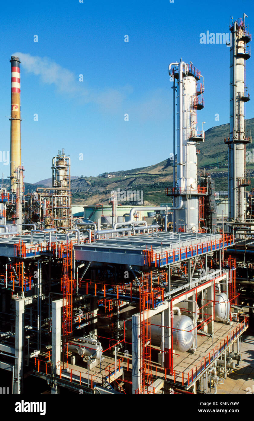 Refinery environment hi-res stock photography and images - Alamy