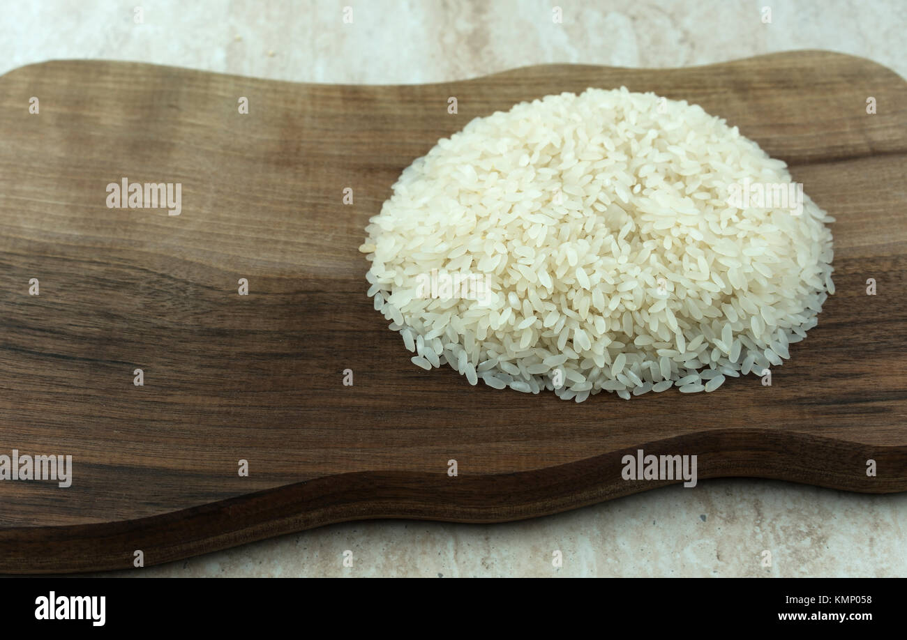 white rice on wooden board, round shaped Stock Photo - Alamy