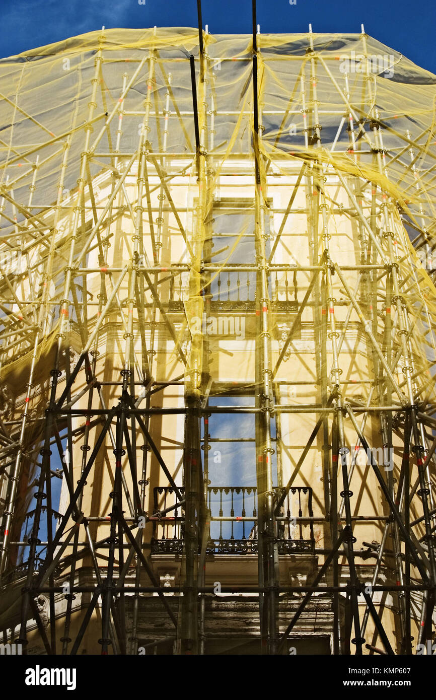Scaffolding around building hi-res stock photography and images - Alamy
