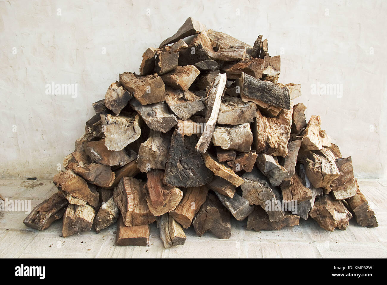 Winter wood pile Stock Photo - Alamy