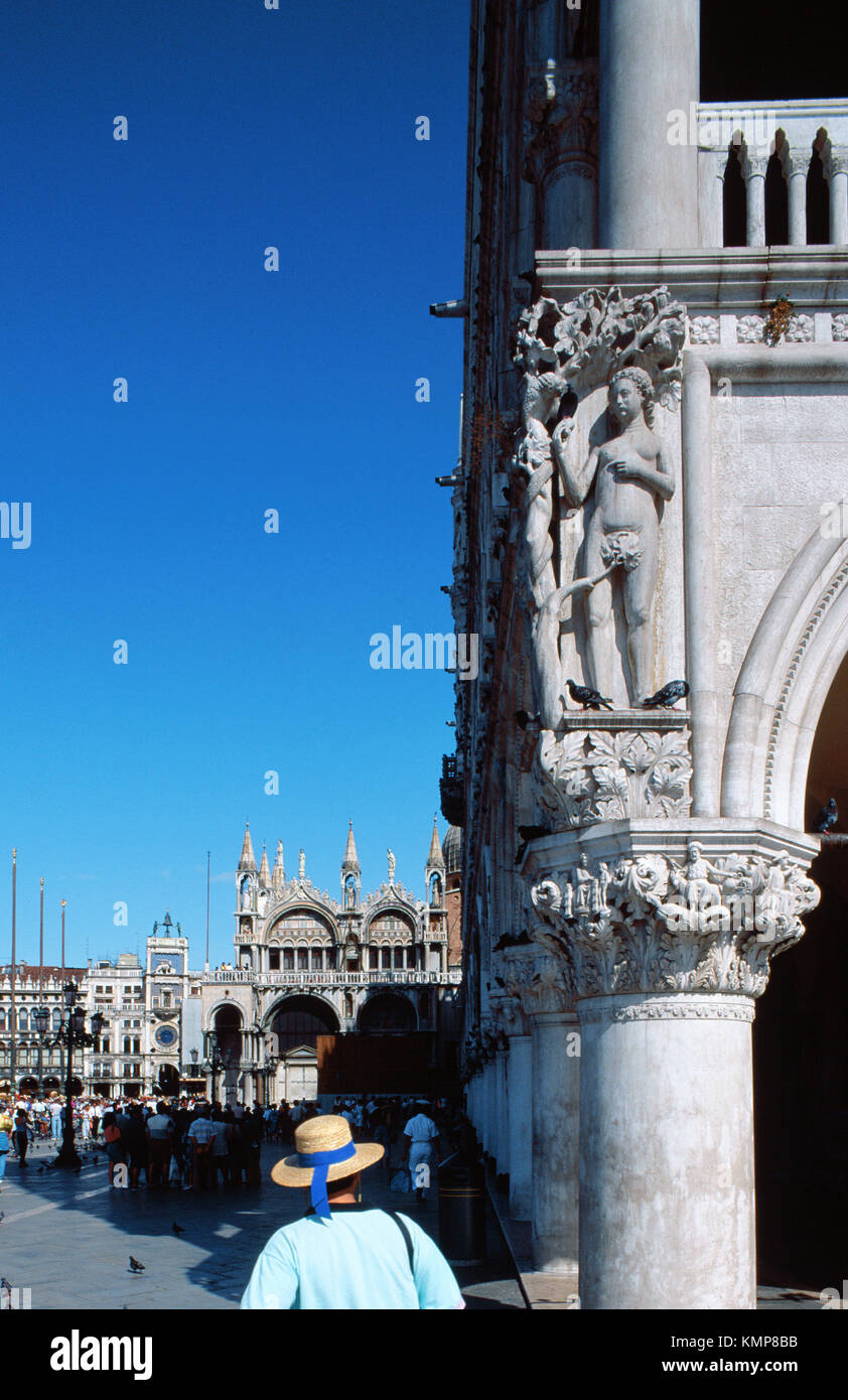 Wearing ducal hat hi-res stock photography and images - Alamy