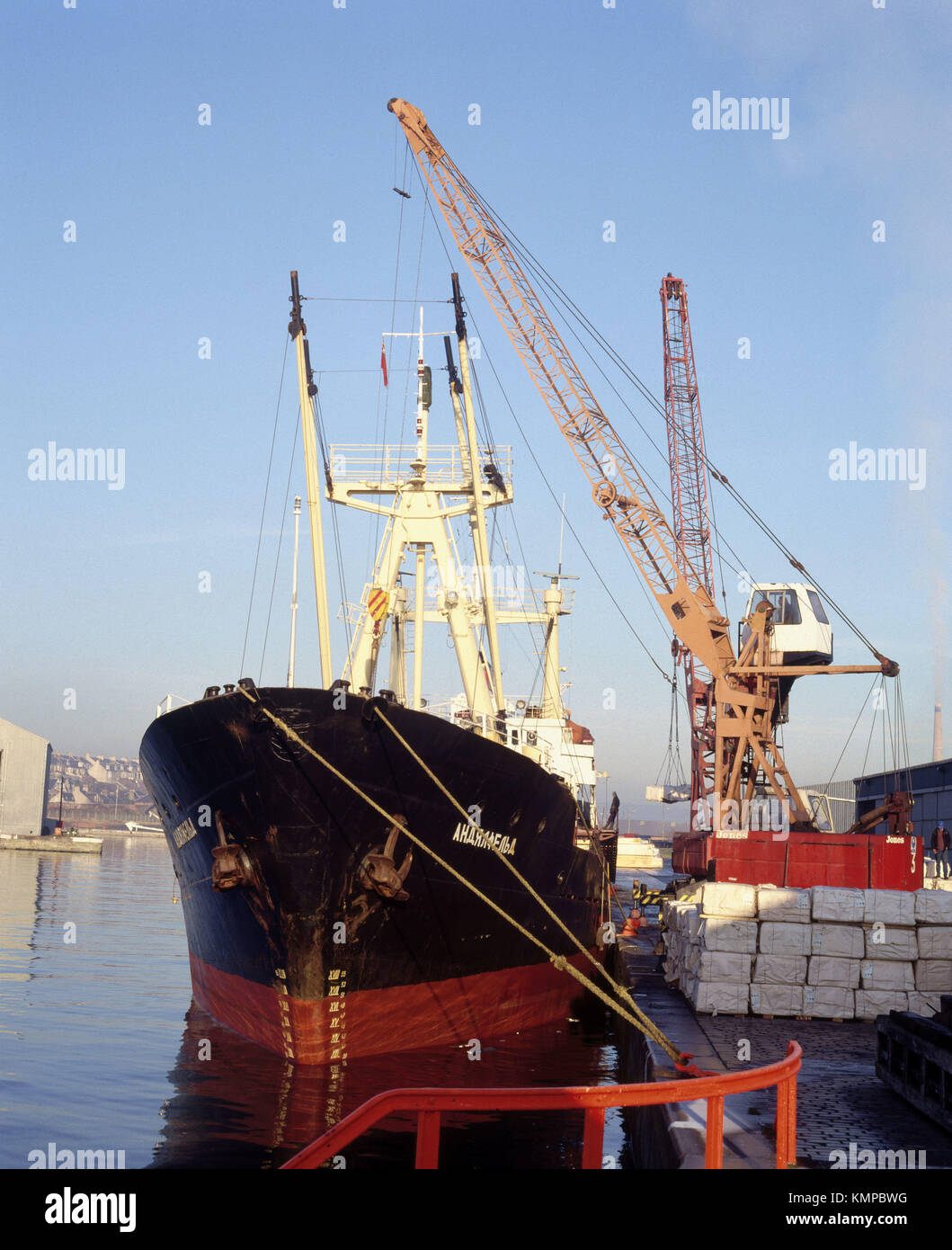 Cargo ship britain hi-res stock photography and images - Alamy