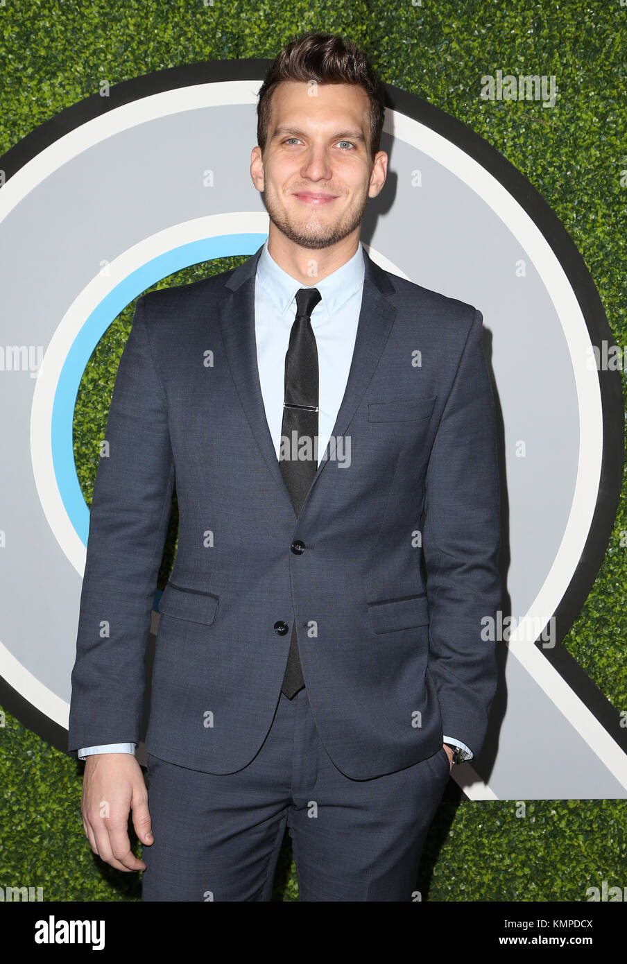 Scott Michael Foster Girlfriend Laura Prepon