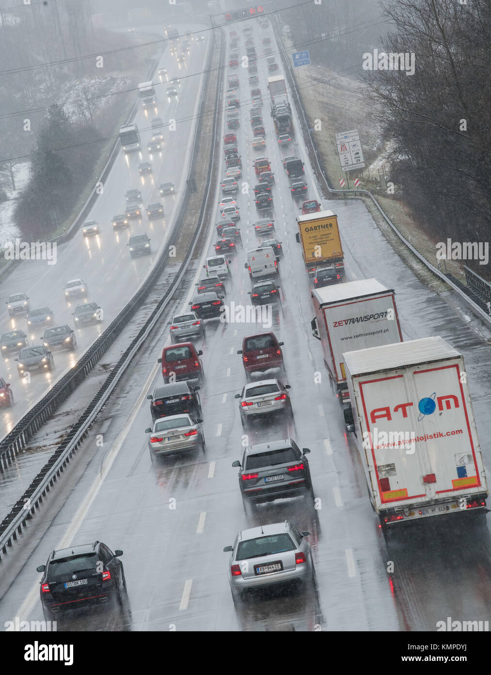 Irschenberg, Germany. 08th Dec, 2017. Heavy traffic in falling snow on ...
