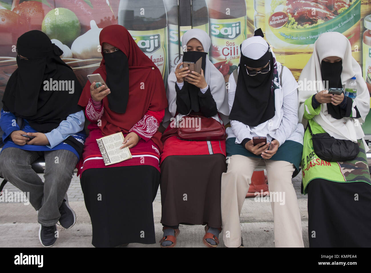 Kuala Lumpur, Malaysia. 8th Dec, 2017. A group of girls that wearing ...