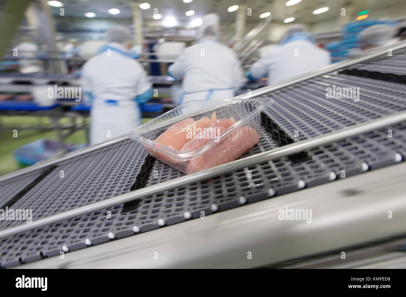 Lohne, Germany. 5th Dec, 2017. Poultry meat is packaged in the ...