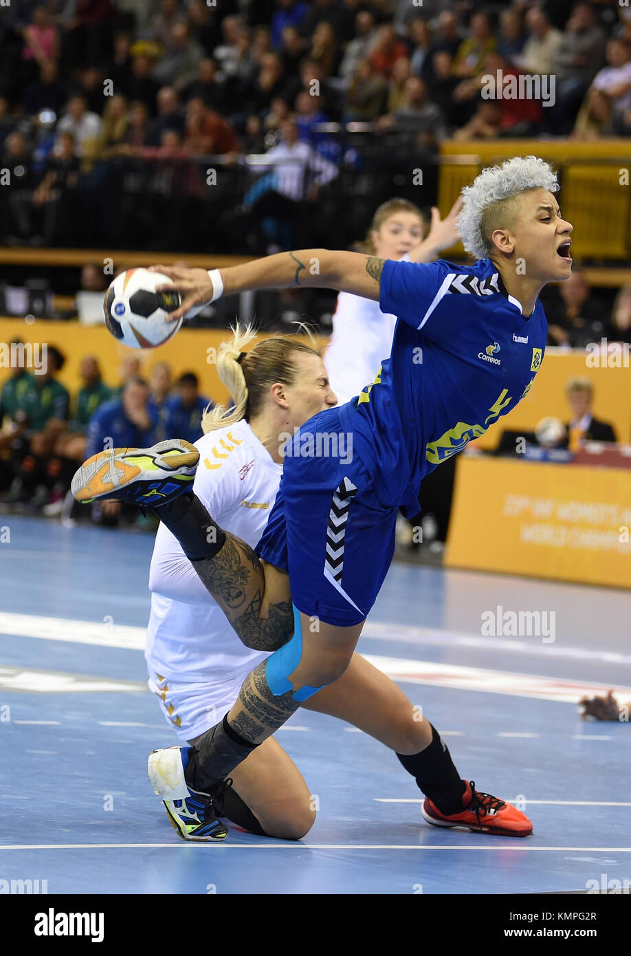 Oldenburg, Germany. 8th Dec, 2017. l-r) Brazil's Samira Rocha tries to ...