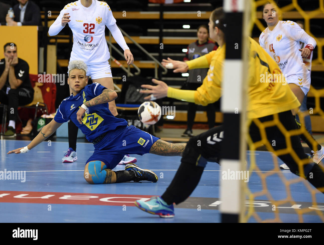 Oldenburg, Germany. 8th Dec, 2017. l-r) Brazil's Samira Rocha tries to ...