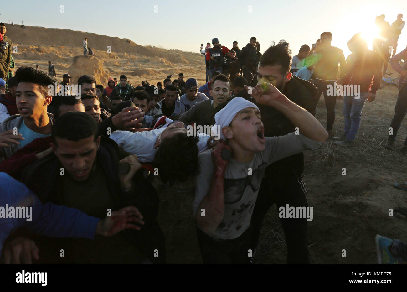 Bureij, Gaza Strip, Palestinian Territory. 8th Dec, 2017. A wounded ...