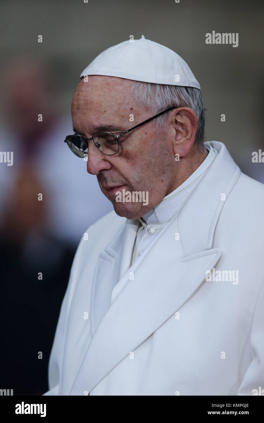 Rome, Italy. 8th Dec, 2017. POPE FRANCIS pay homage to the Immaculate ...