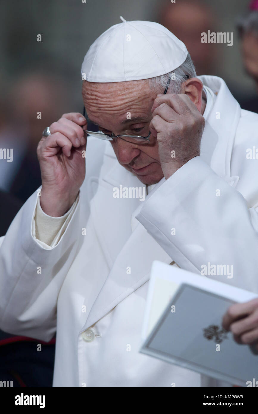 Rome, Italy. 8th Dec, 2017. POPE FRANCIS pay homage to the Immaculate ...