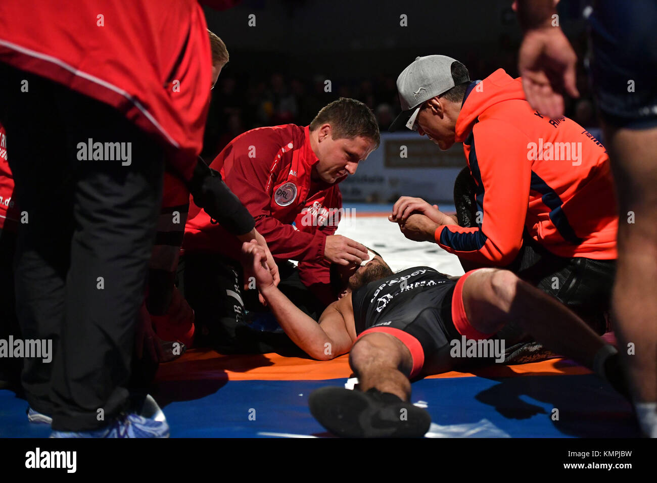 Trainer Frank Heinzelbecker keummert sich um Vugar Ragimov (Weingarten ...