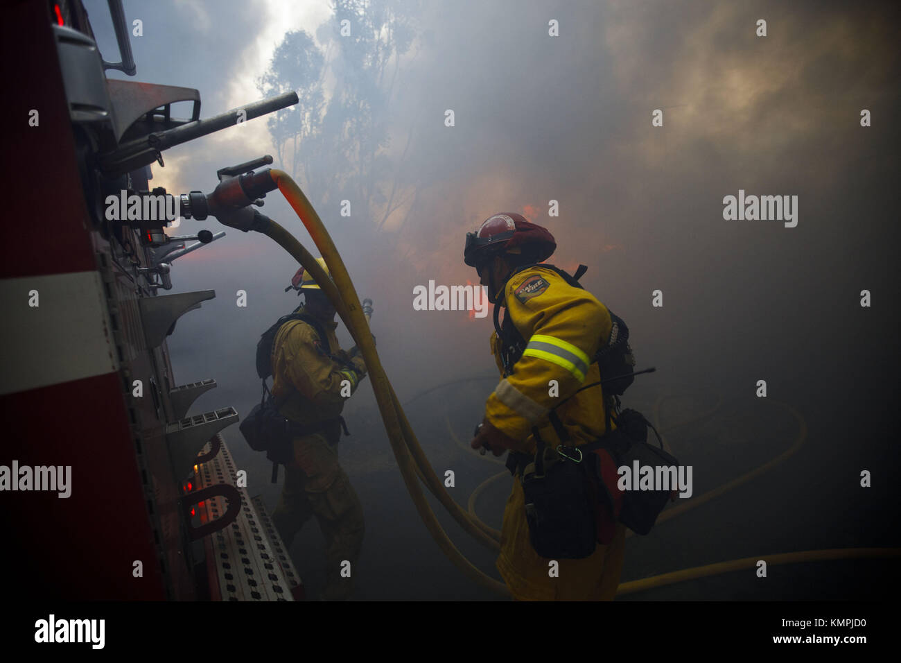 Bonsall, CA, USA. 7th Dec, 2017. Cal Fire firefighters battle the wind ...