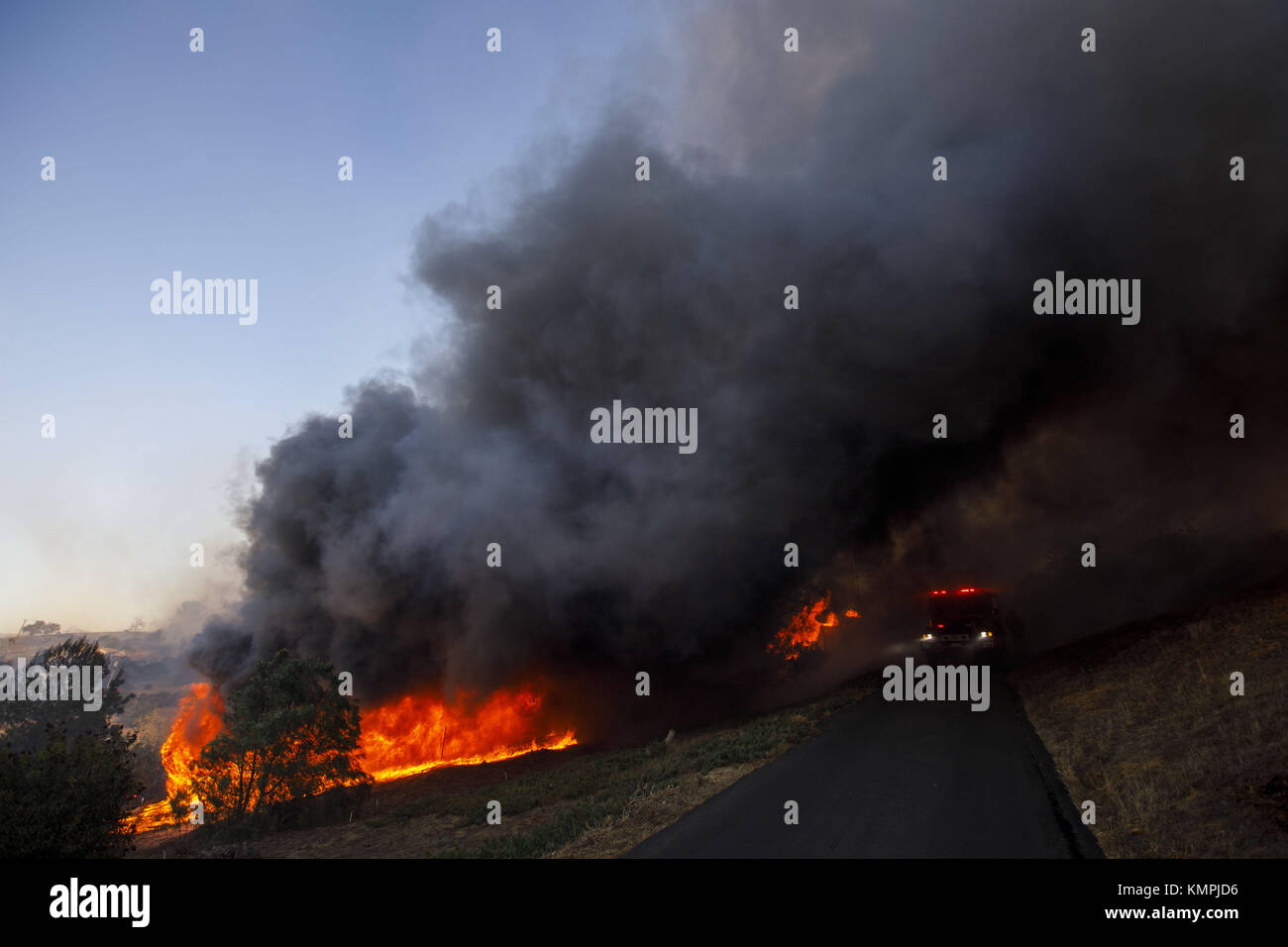 Bonsall, CA, USA. 7th Dec, 2017. Cal Fire firefighters battle the wind ...
