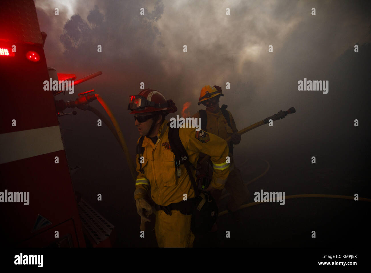 Bonsall, CA, USA. 7th Dec, 2017. Cal Fire firefighters battle the wind ...